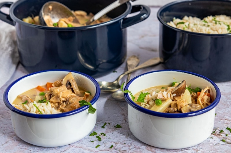 Hühnerfrikassee mit Kapern und Reis selber machen | Rezept - eat.de