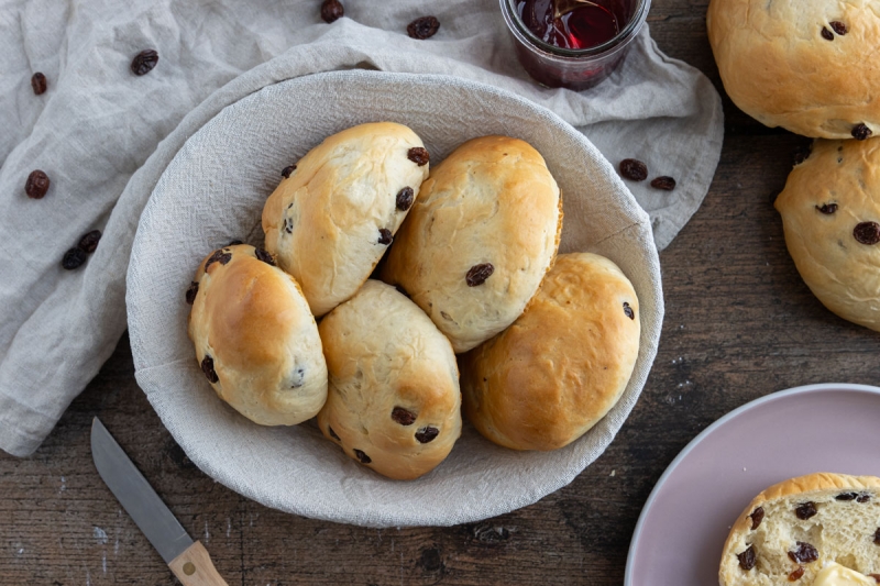 Rosinenbrötchen mit frischer Hefe | Rezept - eat.de