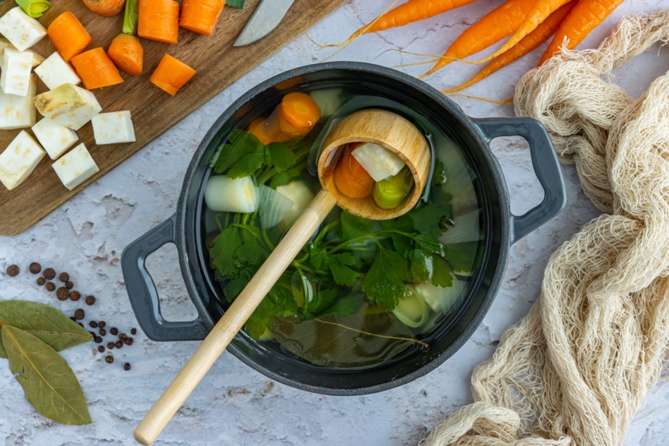Gemüsefond selber machen: Fond kochen | Rezept - eat.de