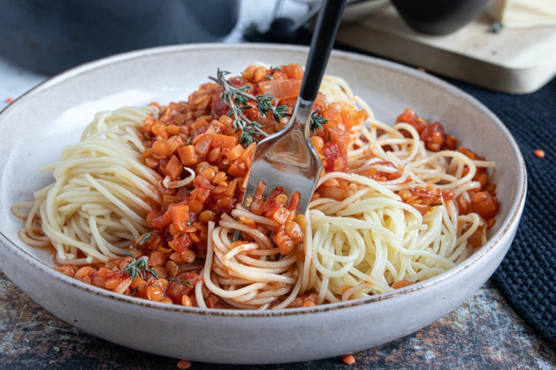 Einfache & vegane Rote Linsen Bolognese | Rezept - eat.de
