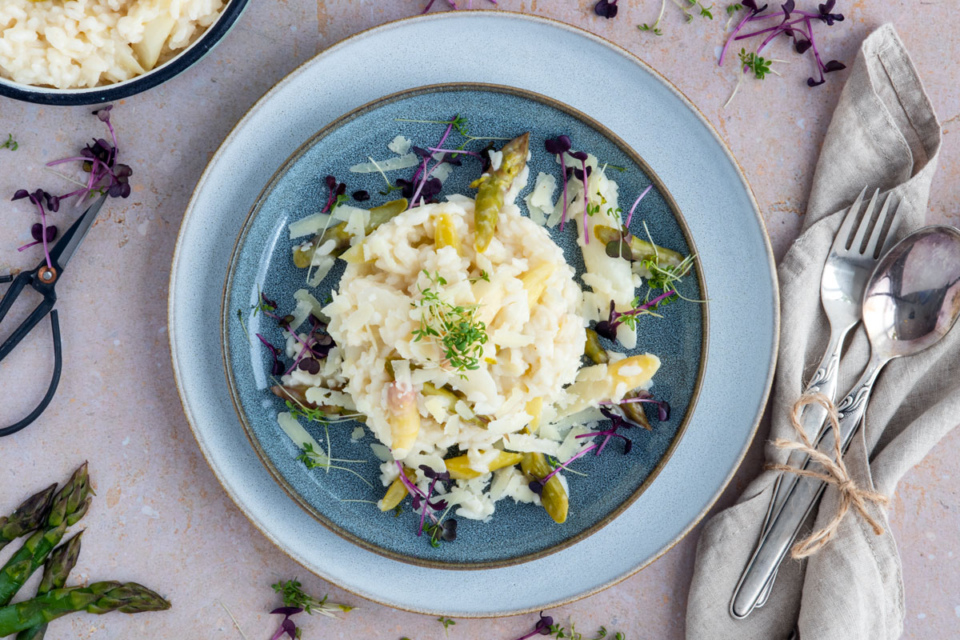 Spargelrisotto mit grünem und weißem Spargel | Rezept - eat.de
