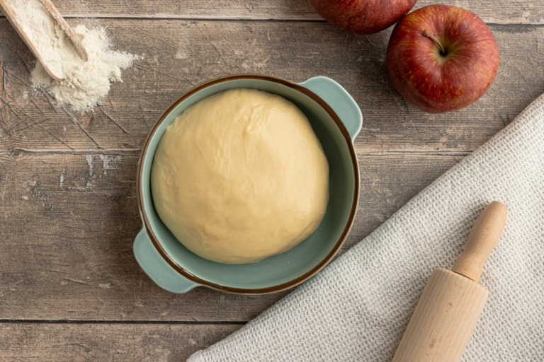 Schnellen Strudelteig selber machen: Grundrezept | Rezept - EAT.de