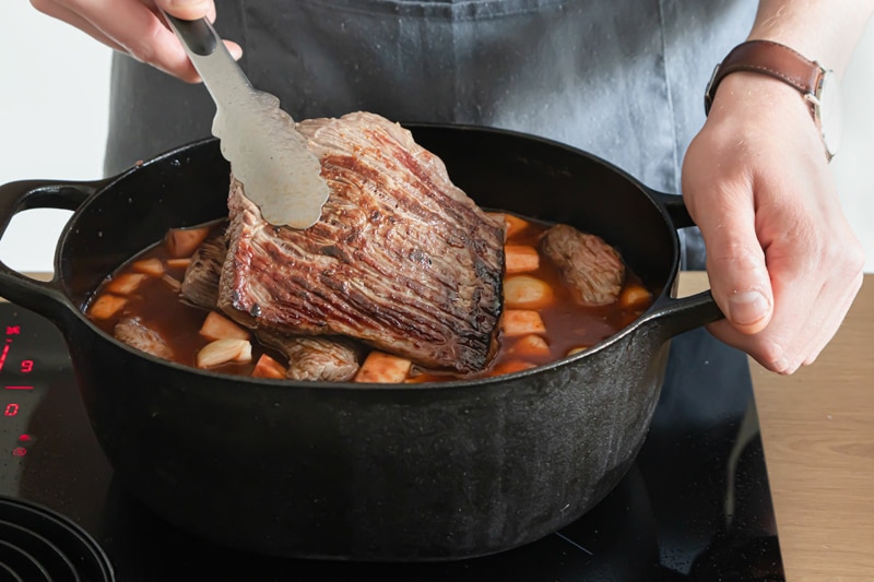 Geschmorte Rinderbrust in kräftiger Rotweinsoße | Rezept - eat.de
