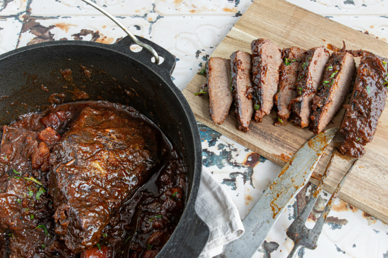 Geschmorte Rinderbrust in kräftiger Rotweinsoße | Rezept - eat.de