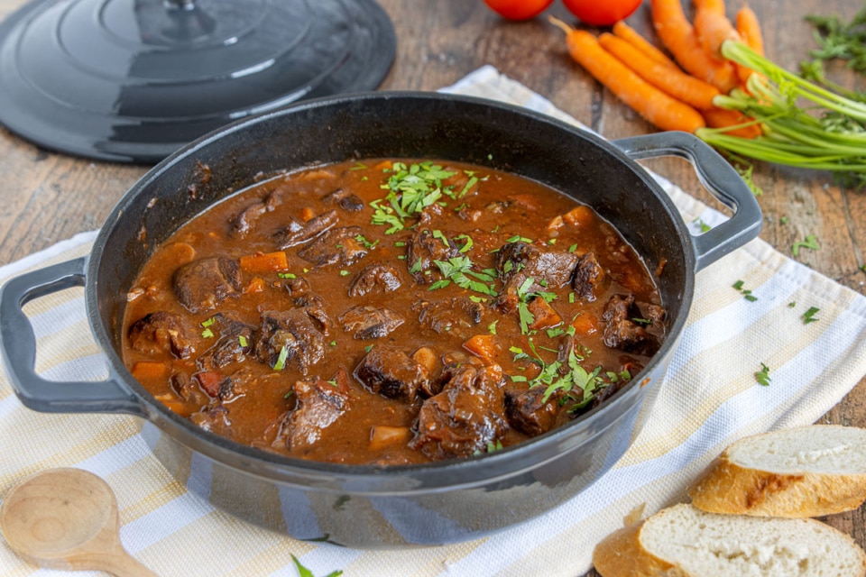 Französisches Wildragout mit Kräuterseitlingen | Rezept - eat.de