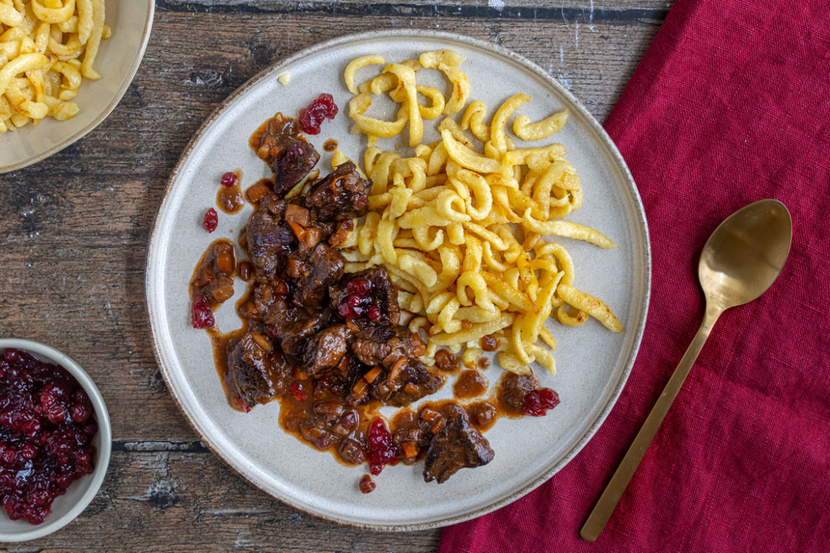 Frisches Hirschragout mit Preiselbeeren | Rezept - eat.de