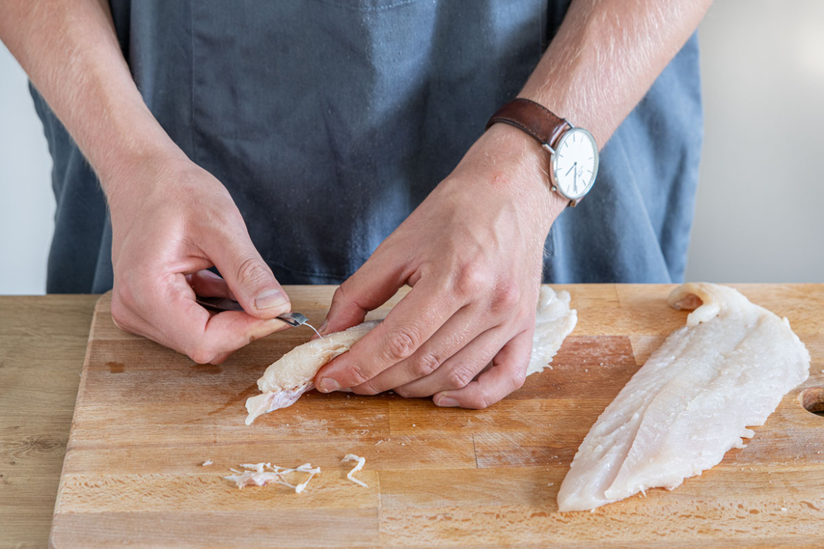 Gebratenes Rotbarschfilet mit lauwarmem Kartoffelsalat | Rezept - eat.de