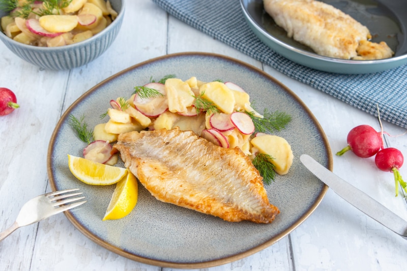 Gebratenes Rotbarschfilet mit lauwarmem Kartoffelsalat | Rezept - eat.de