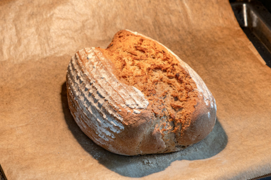 Schnelles Roggenbrot mit Sauerteig backen | Rezept - eat.de
