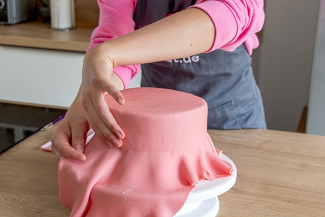 Stilvolle Torte Mit Fondant Eindecken Ebenbild