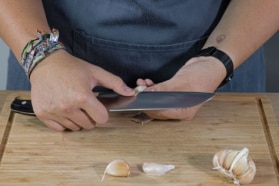 Video: Knoblauch schälen - 5 Methoden