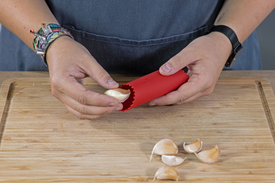 Video: Knoblauch schälen - 5 Methoden