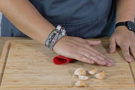 Video: Knoblauch schälen - 5 Methoden