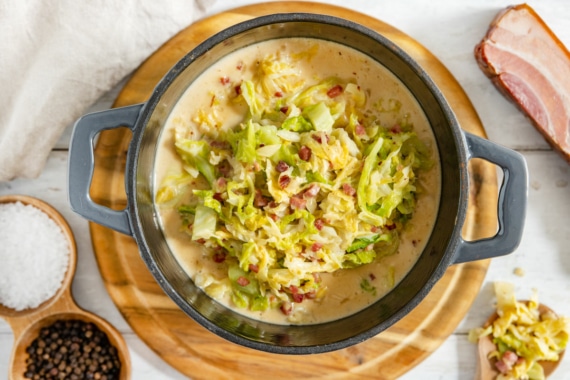 Omas feiner Rahmwirsing mit Speck | Rezept - eat.de