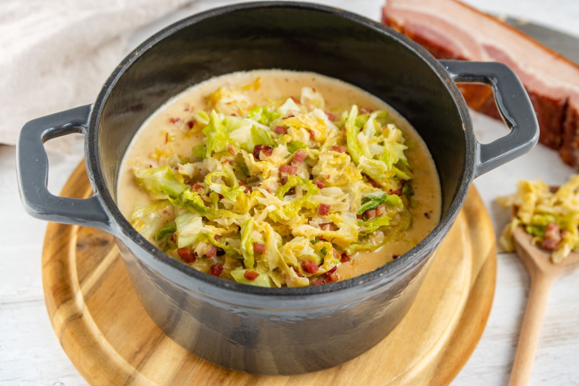 Omas feiner Rahmwirsing mit Speck | Rezept - eat.de