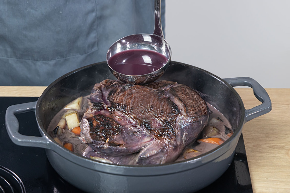 Hirschkeulenbraten mit geschmortem Gemüse