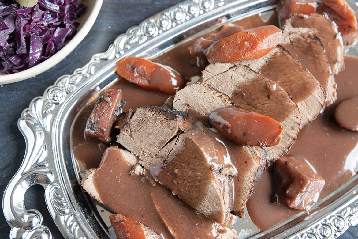 Hirschkeulenbraten mit geschmortem Gemüse