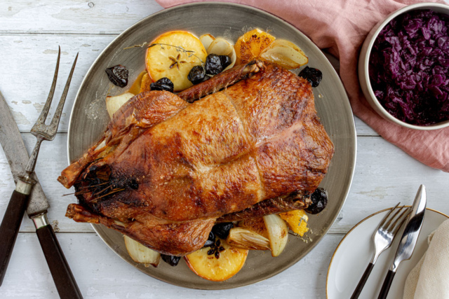 Knusprige klassische Ente aus dem Backofen | Rezept - eat.de