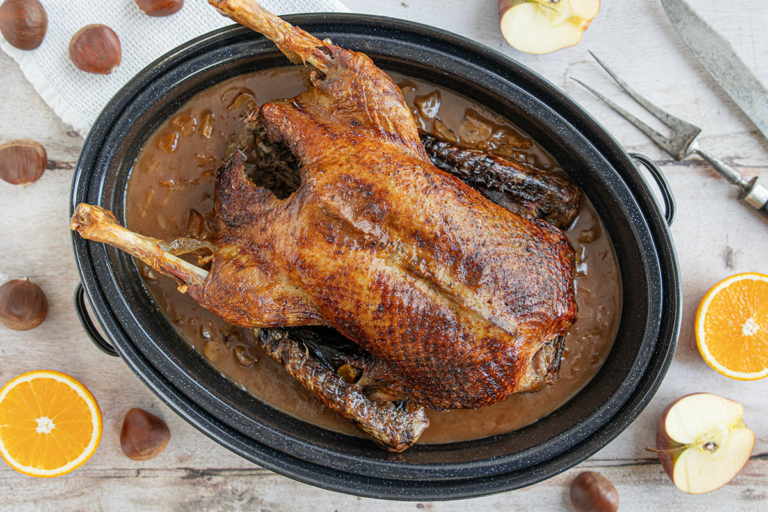 Knusprigen Entenbraten im Ofen zubereiten | Rezept - eat.de
