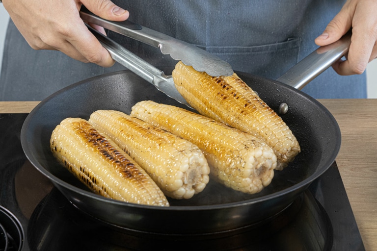 Maiskolben aus der Pfanne mit Butter und Kräutersalz | Rezept - eat.de