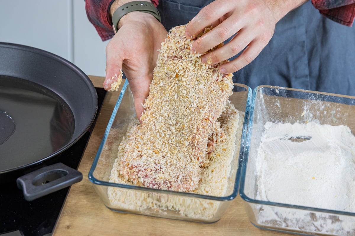 Panierte Kalbsschnitzel: knusprig zart panieren