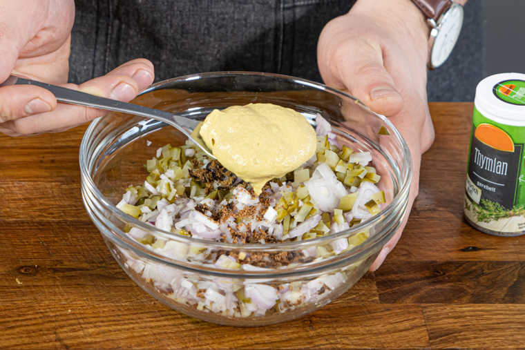 Geschmorter Hirschrollbraten mit Pilz-Nuss-Füllung