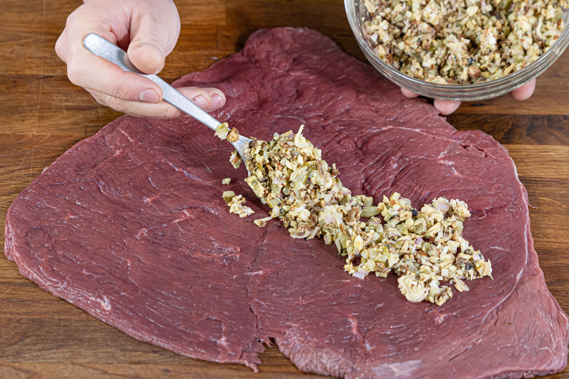 Geschmorter Hirschrollbraten mit Pilz-Nuss-Füllung | Rezept - eat.de