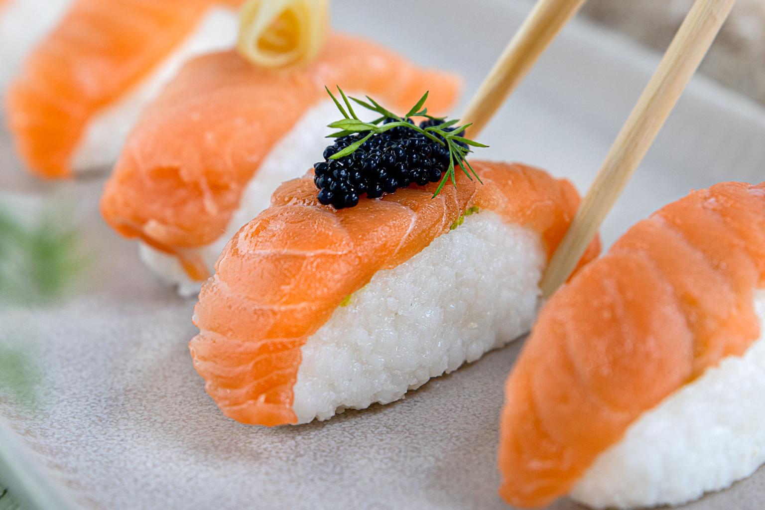 Nigiri-Sushi selber machen: Lachs-Nigiri | Rezept - eat.de