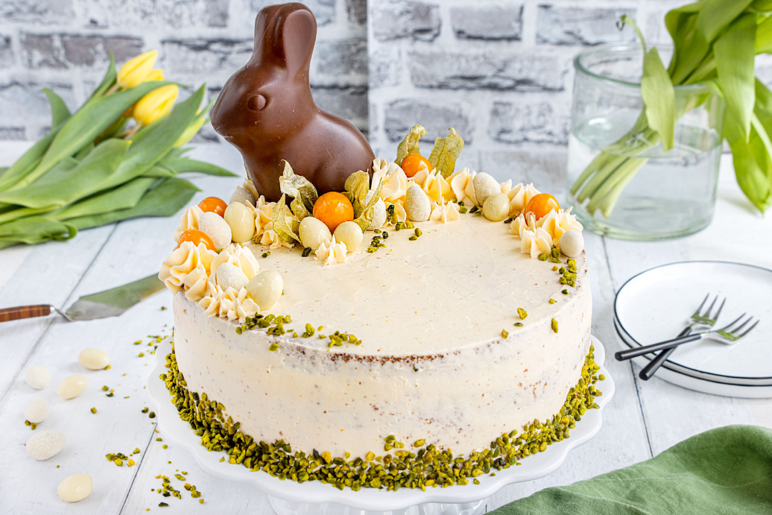 Leichte fruchtige Ostertorte mit Pfirsich & Physalis Rezept - eat.de