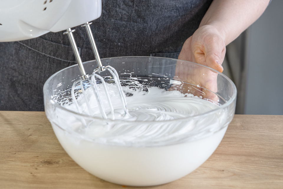 Leichte fruchtige Ostertorte mit Pfirsich & Physalis Rezept
