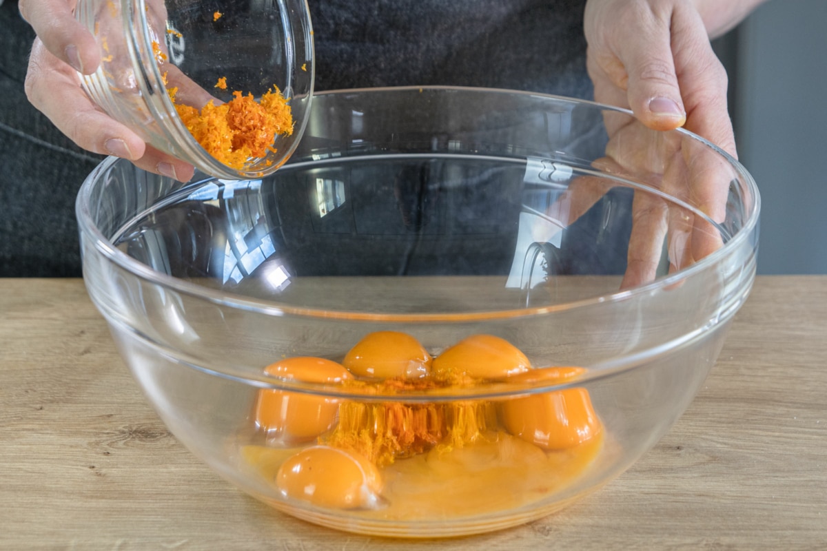 Leichte fruchtige Ostertorte mit Pfirsich & Physalis Rezept - eat.de