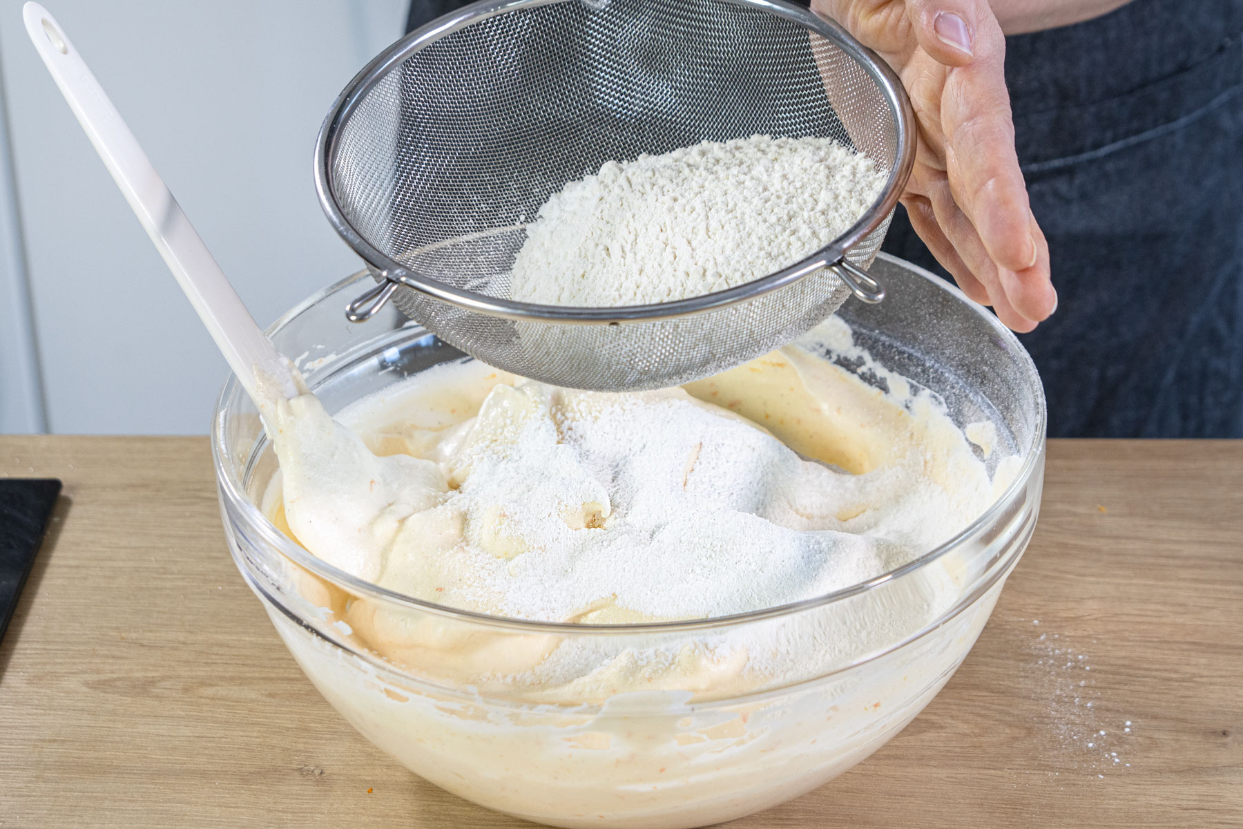 Leichte fruchtige Ostertorte mit Pfirsich & Physalis Rezept - eat.de