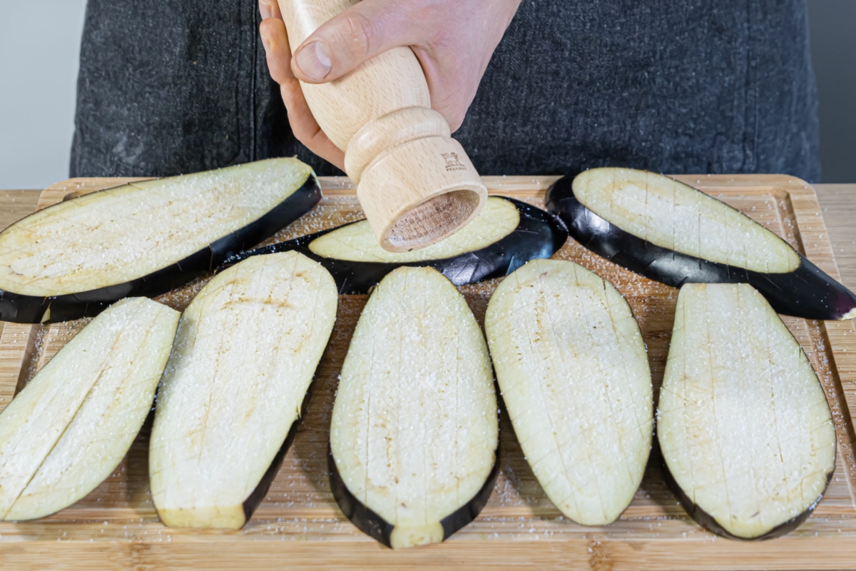 Gebratene Auberginen mit veganem Kräuter-Dip | Rezept - eat.de