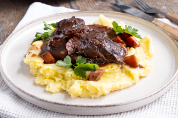 Geschmorte Rinderbrust in kräftiger Rotweinsoße | Rezept - eat.de