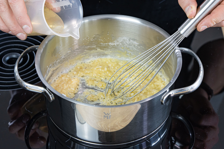 Klassische Käse-Sahne-Soße selbst zubereiten