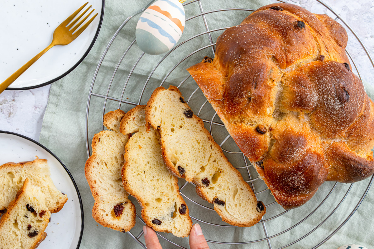 Luftiges Osterbrot mit Hefeteig | Rezept - eat.de