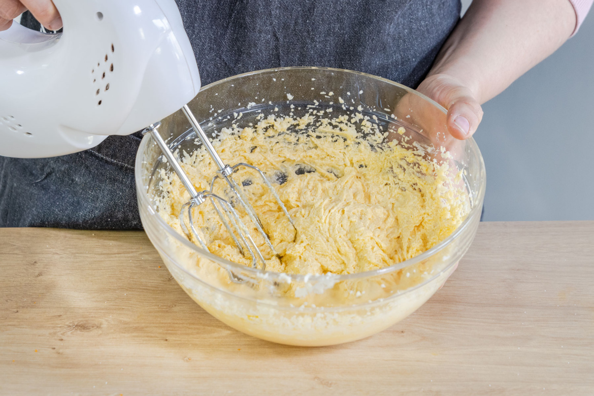 Saftiges Osterlämmchen aus Rührteig backen | Rezept