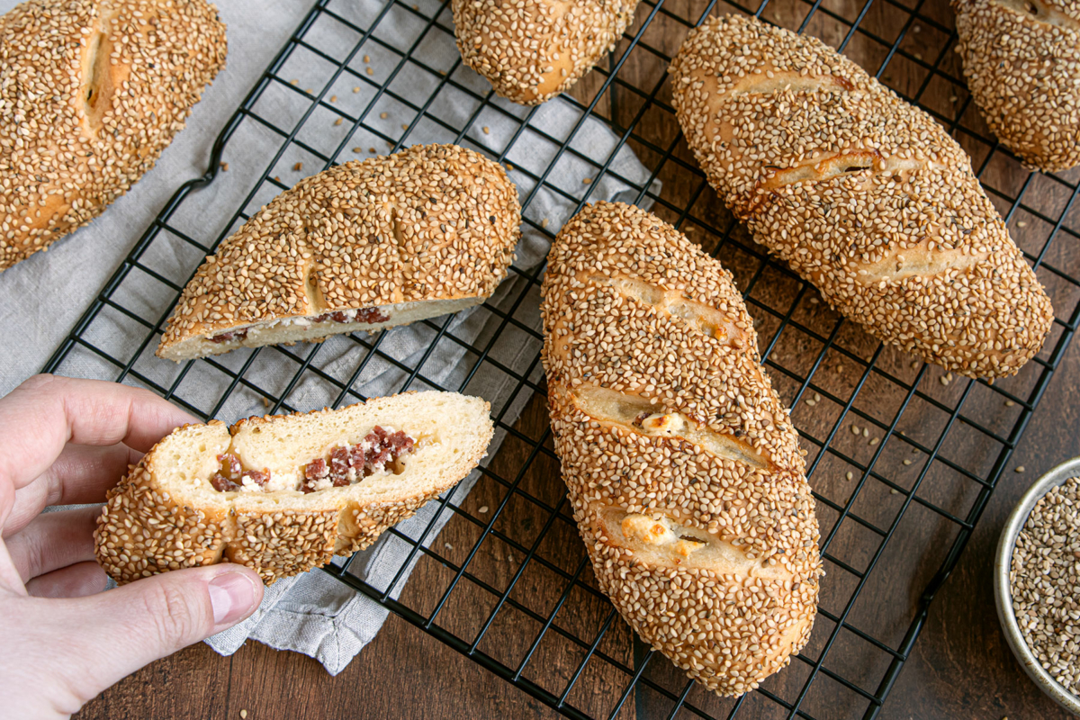 Simit Pogaca: Türkische Sesambrötchen mit Sucuk & Käse | Rezept - eat.de