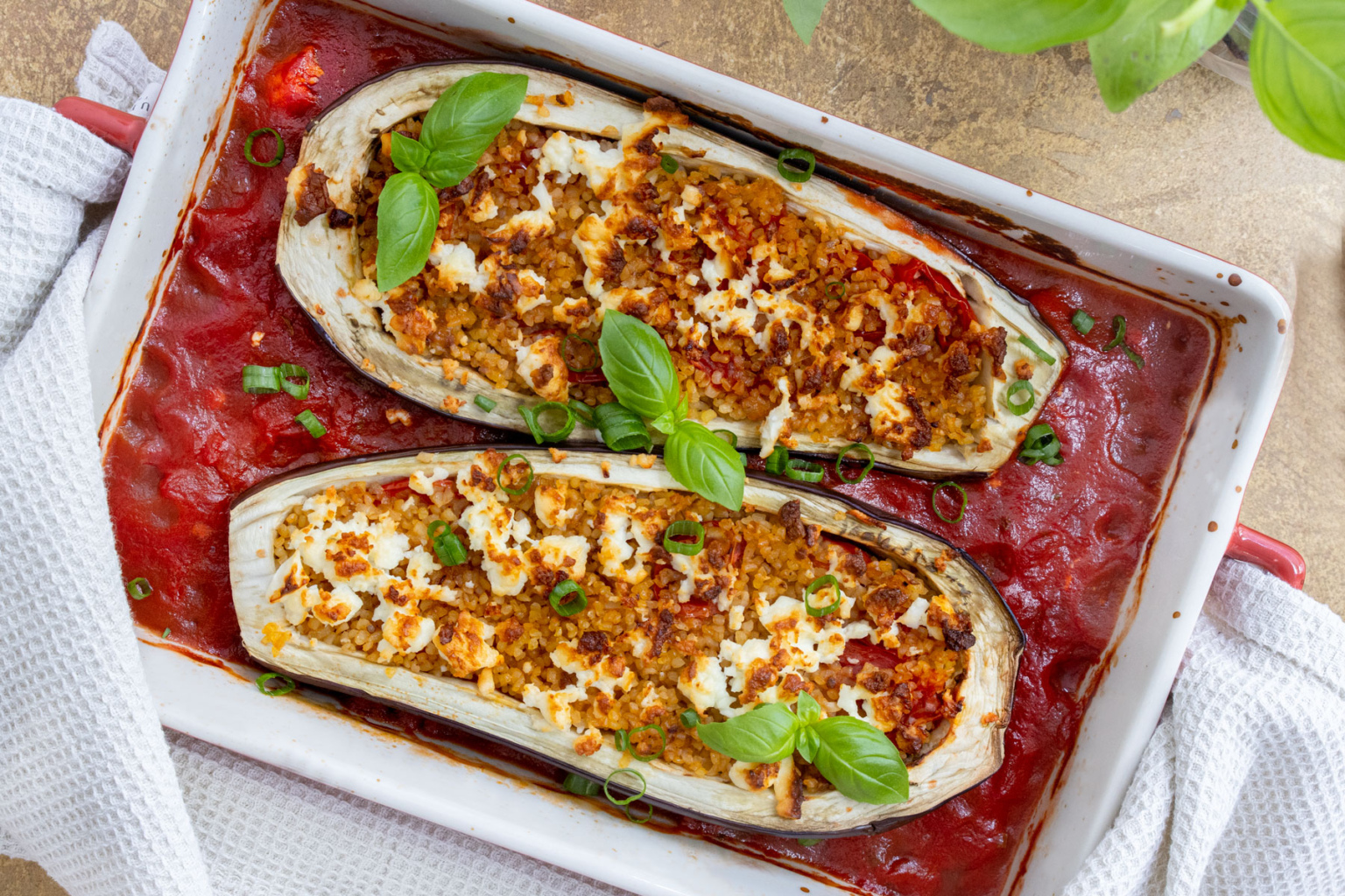 Vegetarisch gefüllte Aubergine | Rezept - eat.de