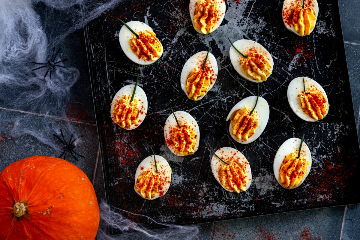 Gefüllte Kürbis-Eier für Halloween | Rezept - eat.de