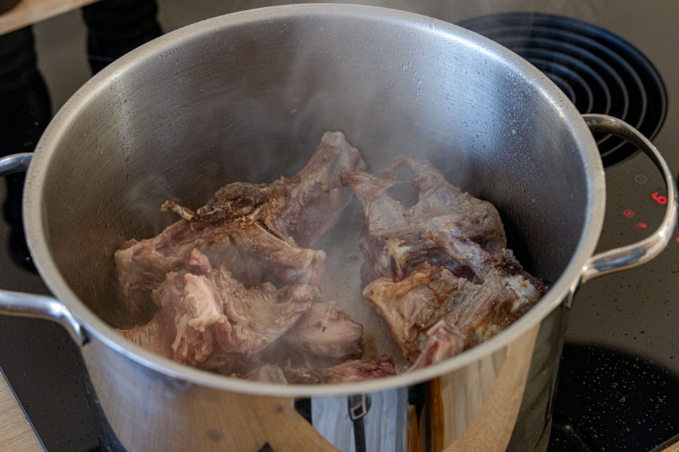 Lammsoße mit Knochen zubereiten | Rezept