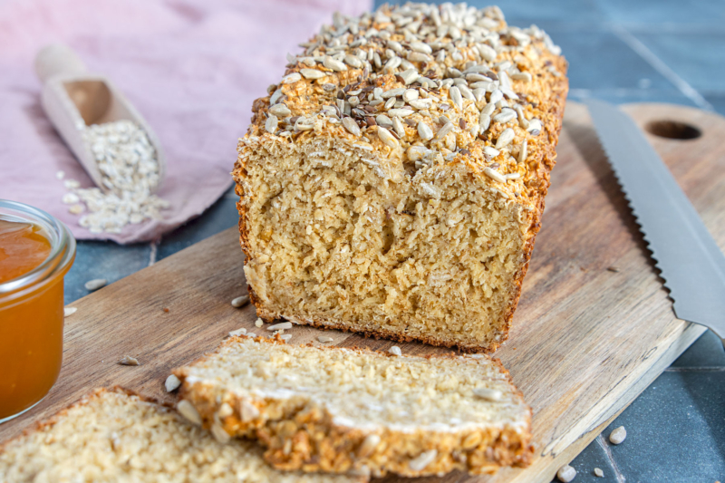 Glutenfreies Haferbrot ohne Mehl backen | Rezept - eat.de