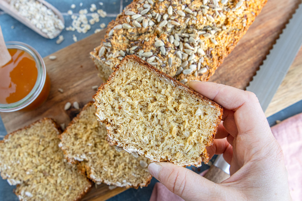 Glutenfreies Haferbrot ohne Mehl backen | Rezept - eat.de