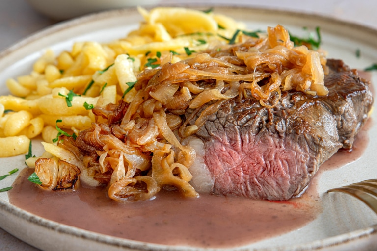 Omas Zwiebelrostbraten | Rezept - eat.de