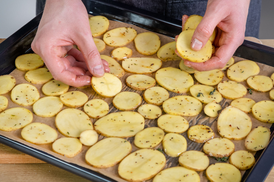 Rohe Kartoffeln zu Kartoffelscheiben im Backofen