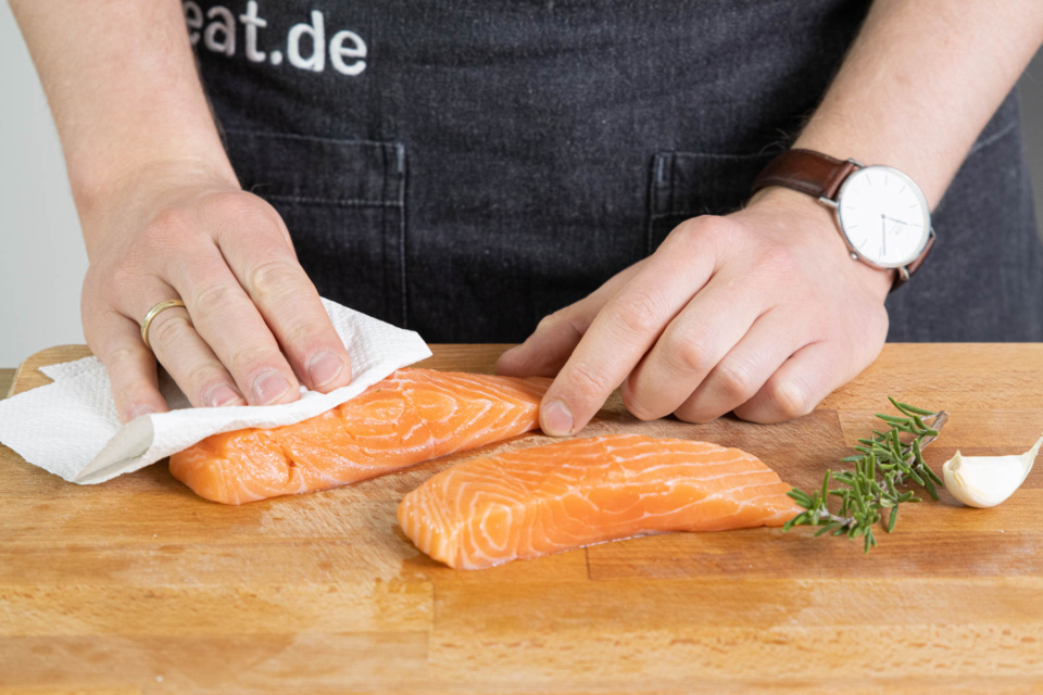 Knusprig gebratenes Lachsfilet ohne Haut | Rezept- eat.de