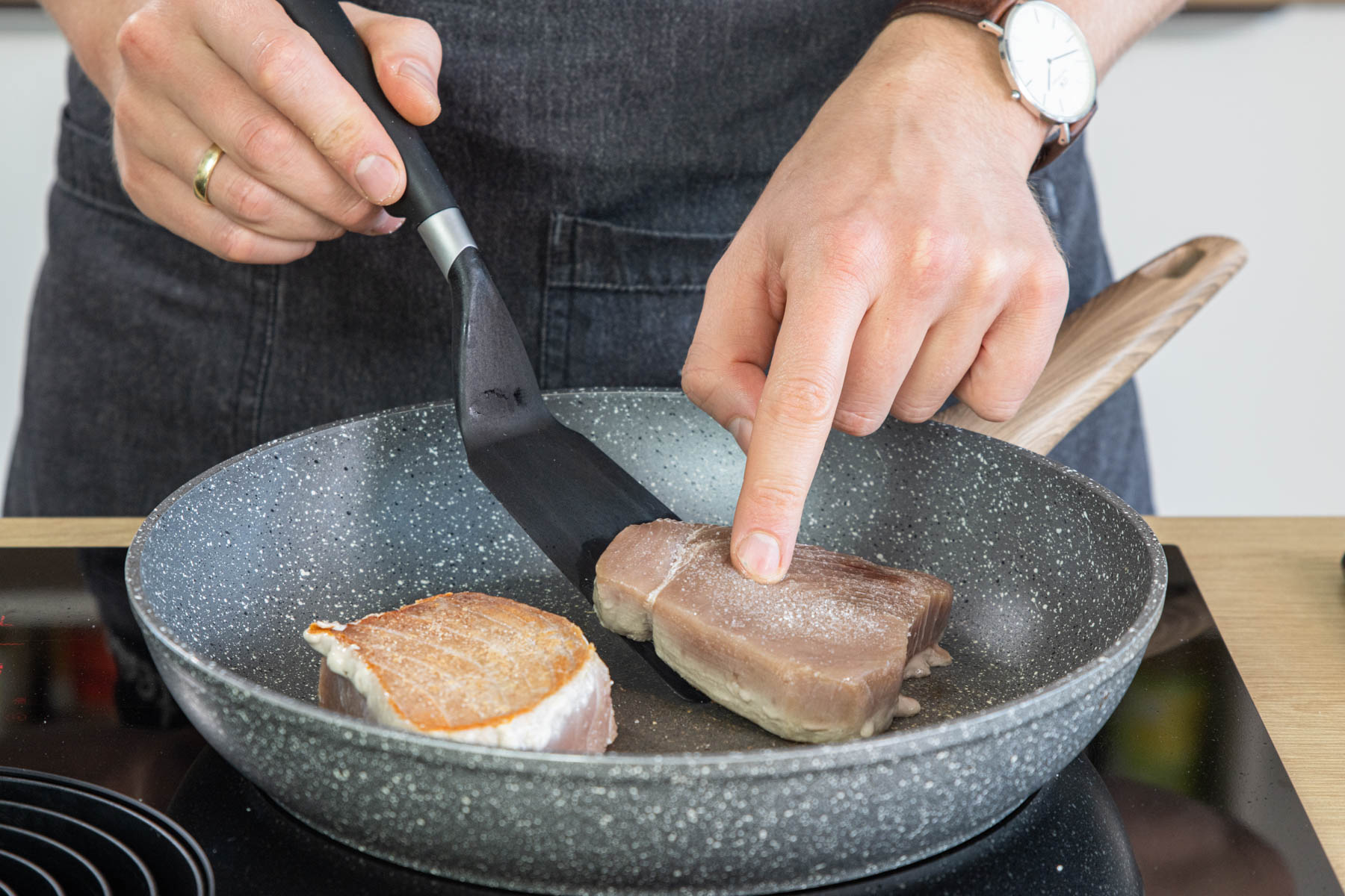 Rosa gebratenes Thunfischfilet | Rezept- eat.de