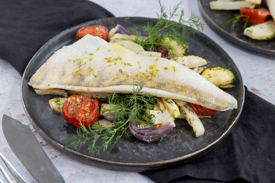 Zanderfilet auf Gemüsebett im Backofen | Rezept - eat.de