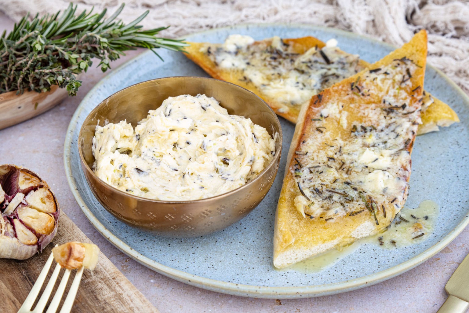 Knoblauchbutter aus dem Ofen | Rezept - eat.de