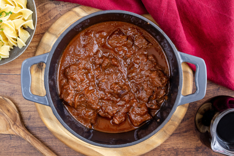 Rindergulasch mit Rotwein | Rezept - eat.de